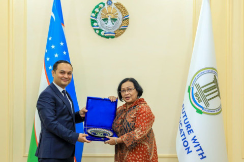 Indoneziyaning Gunadarma Universiteti (Universitas Gunadarma) rektori ...