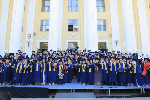 "Magistr bitiruvchilariga diplom topshirish" marosimidan fotolavhalar ...